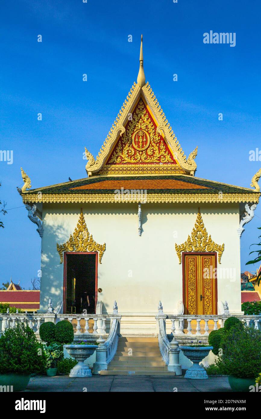 The spires, stuppas and pagoda architecture of the Silver Pagoda ...