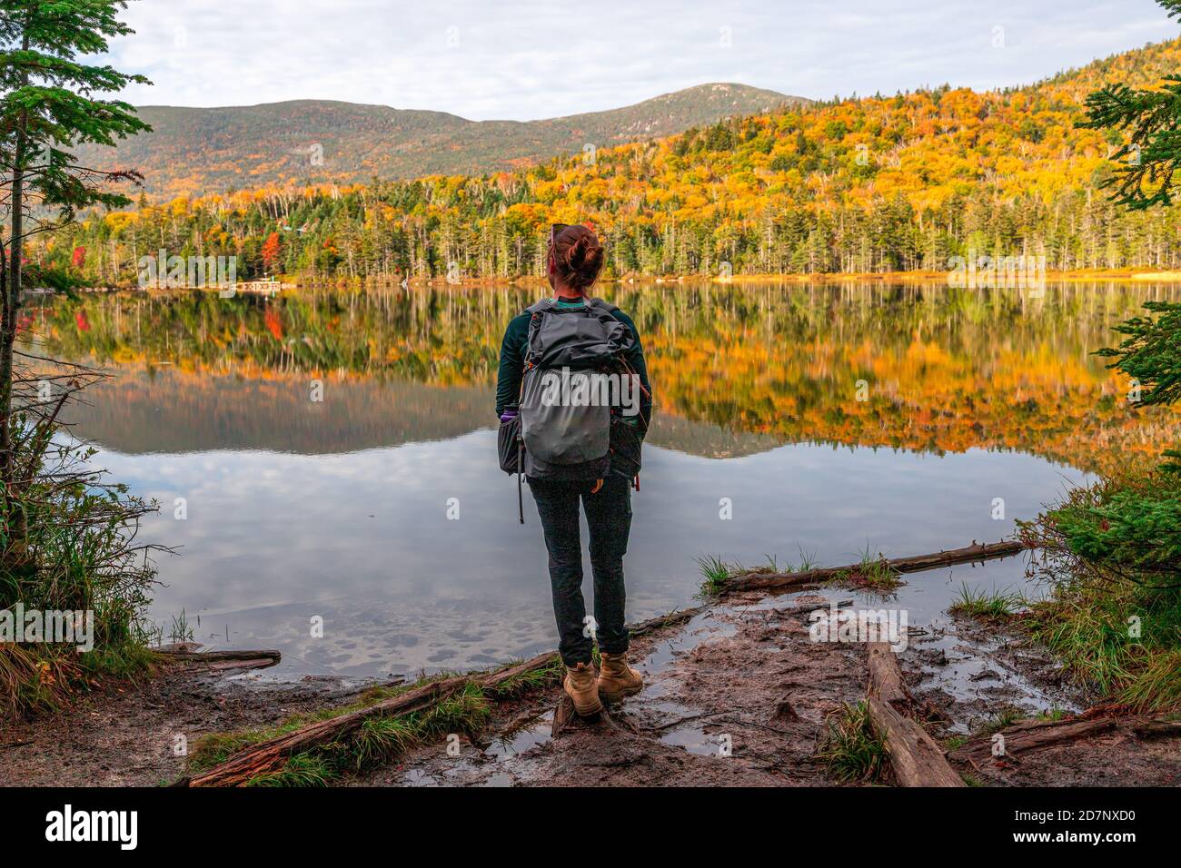 Lake reflecting colorful fall trees hi-res stock photography and images ...