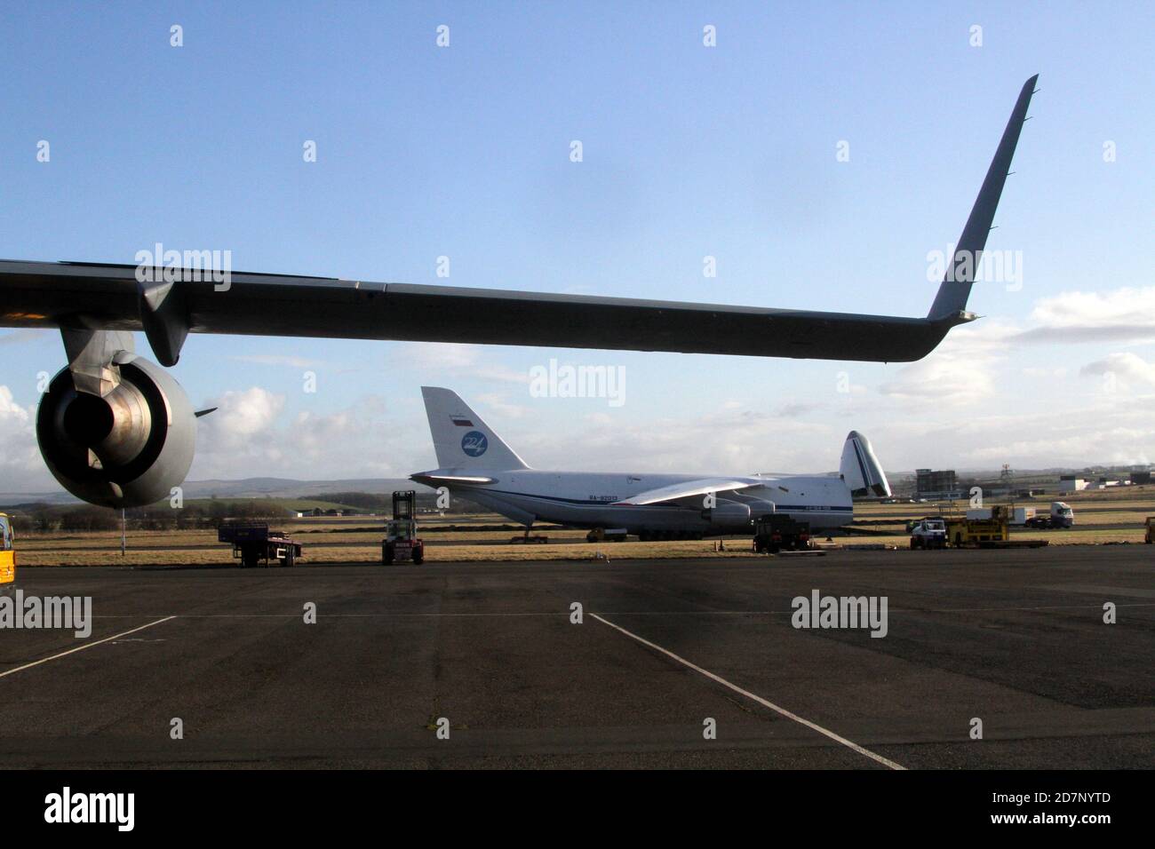 Antonov an 124 loading hi-res stock photography and images - Alamy