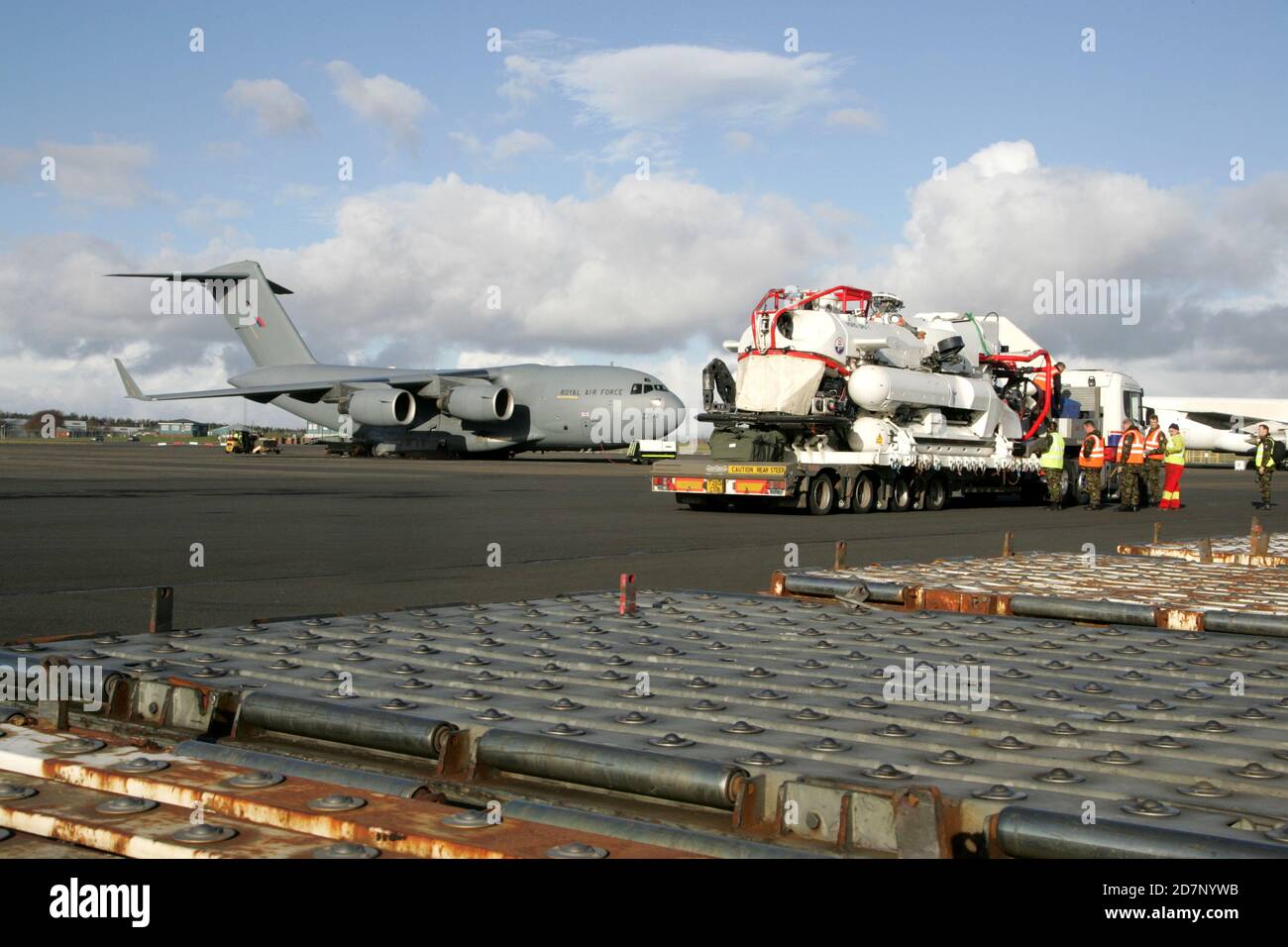 Antonov an 124 loading hi-res stock photography and images - Alamy
