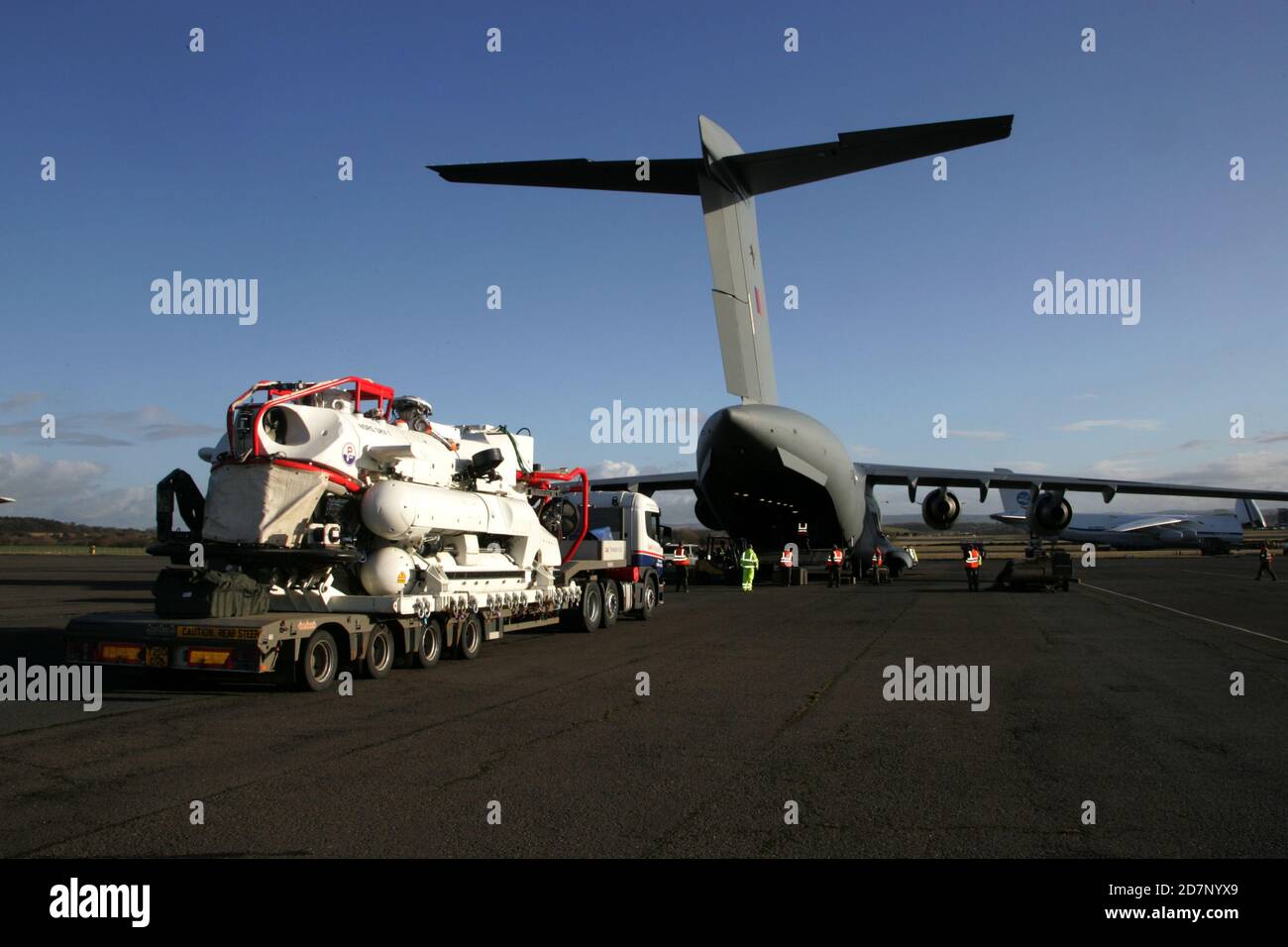 Antonov an 124 loading hi-res stock photography and images - Alamy