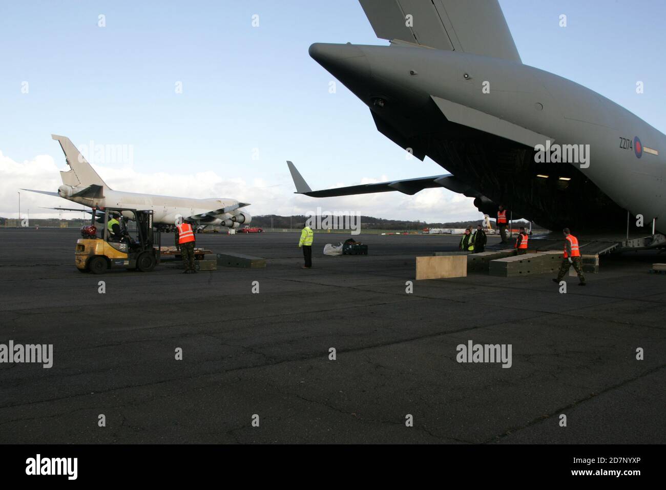 Antonov an 124 loading hi-res stock photography and images - Alamy