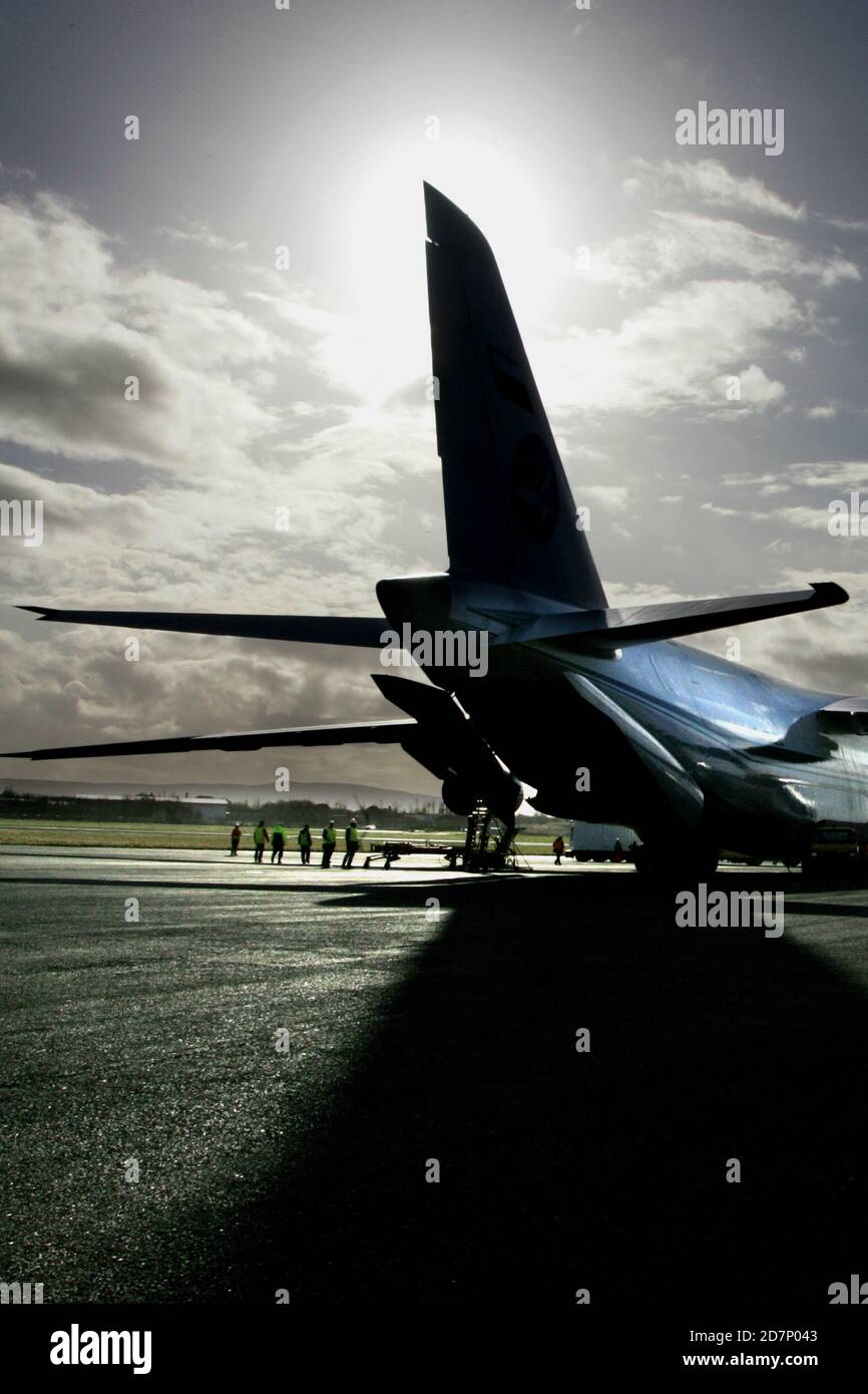 Antonov an 124 loading hi-res stock photography and images - Alamy