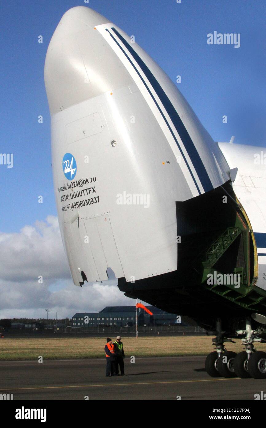 Antonov an 124 loading hi-res stock photography and images - Alamy