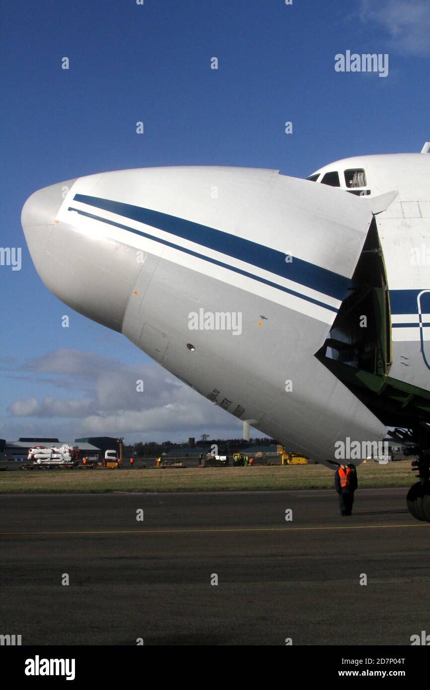 Antonov an 124 loading hi-res stock photography and images - Alamy