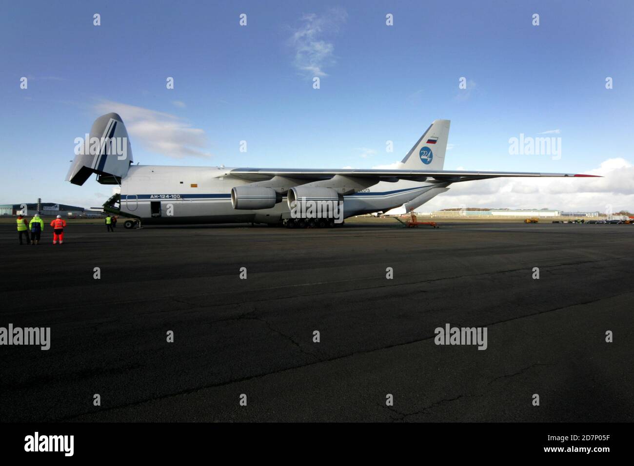 Antonov an 124 loading hi-res stock photography and images - Alamy