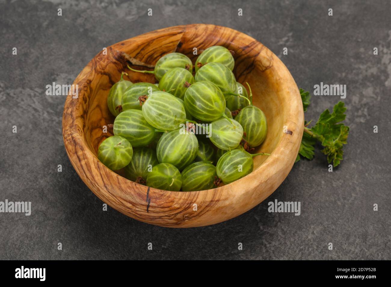 Fresh ripe green sweet gooseberry with leaf Stock Photo - Alamy