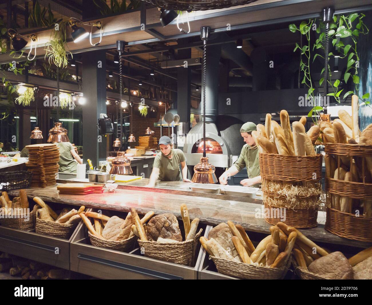 Open kitchen restaurant hi-res stock photography and images - Alamy