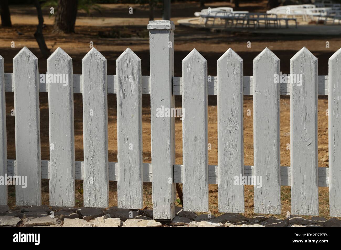 White fence backyard hi-res stock photography and images - Alamy