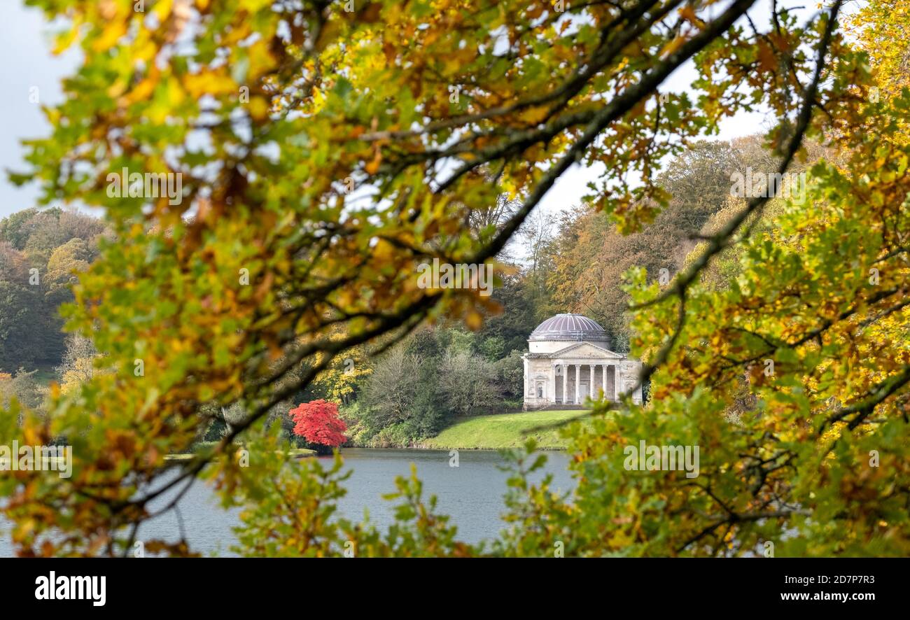 The Pantheon monument overlooking the lake at Stourhead National Trust ...