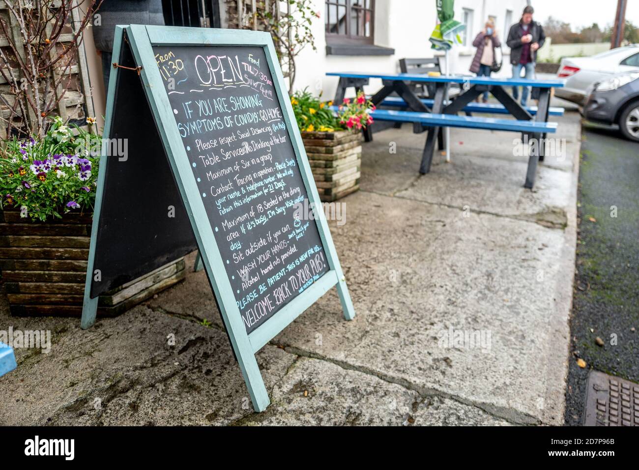 The Bull And Dragon pub in Meeth, Devon Stock Photo - Alamy