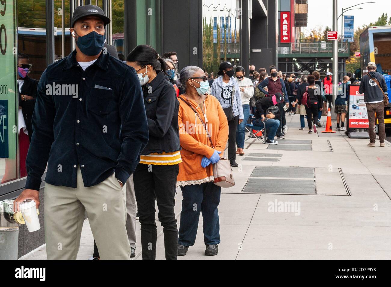 Long voter line hi-res stock photography and images - Alamy