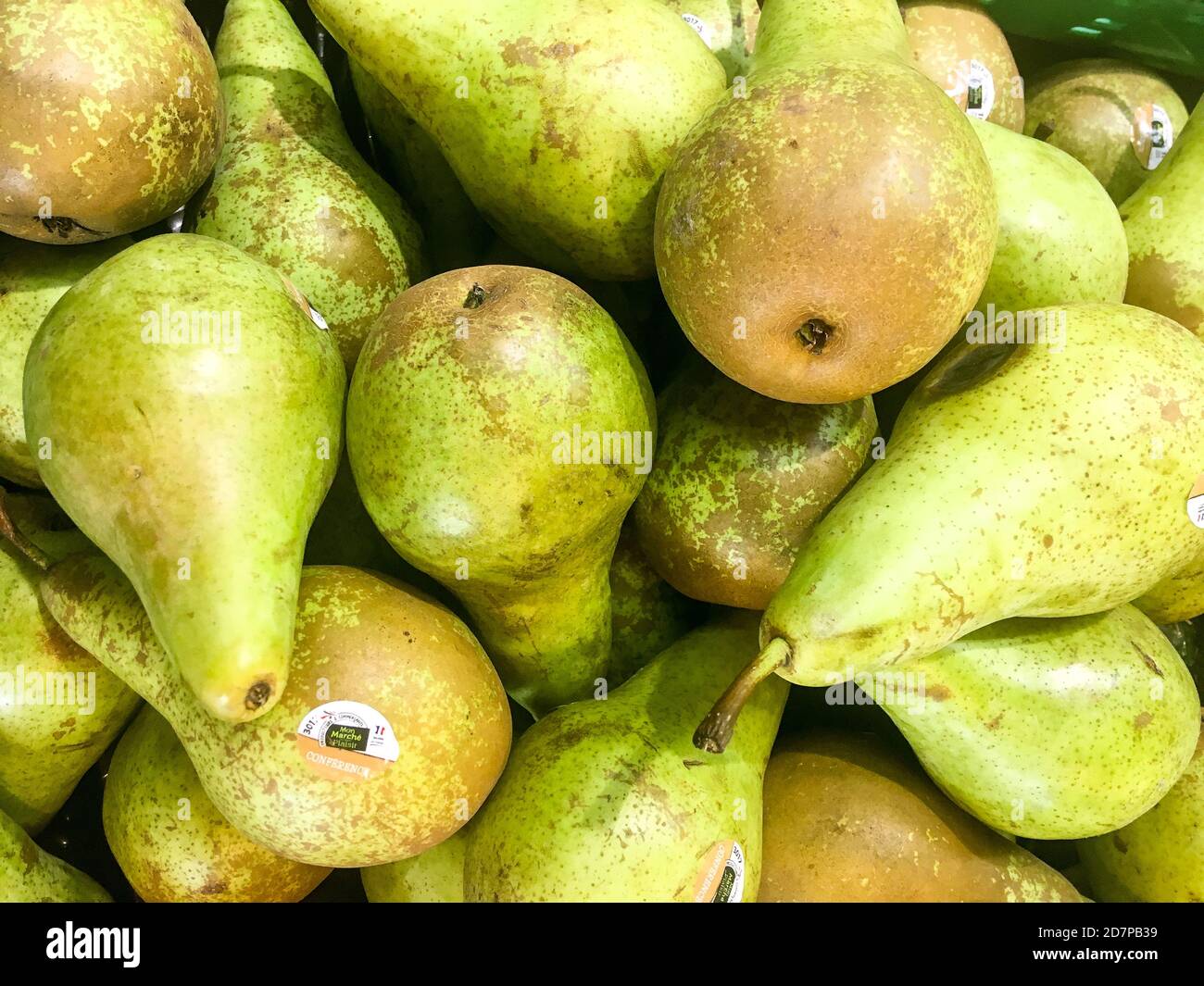 Pears displayed on a supermarket shelf, Lyon, France Stock Photo - Alamy