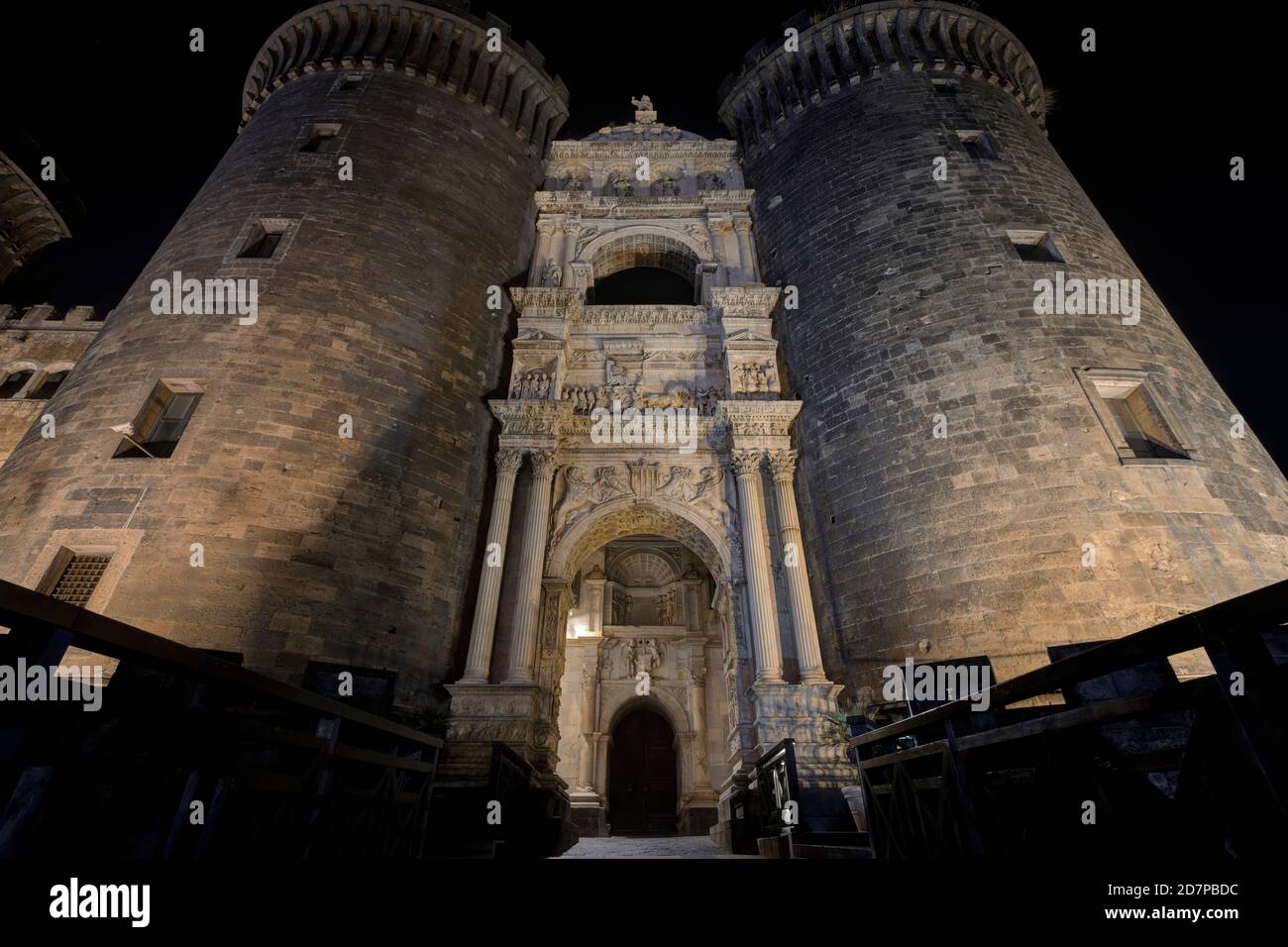 History medieval fortress gates hi-res stock photography and images - Alamy