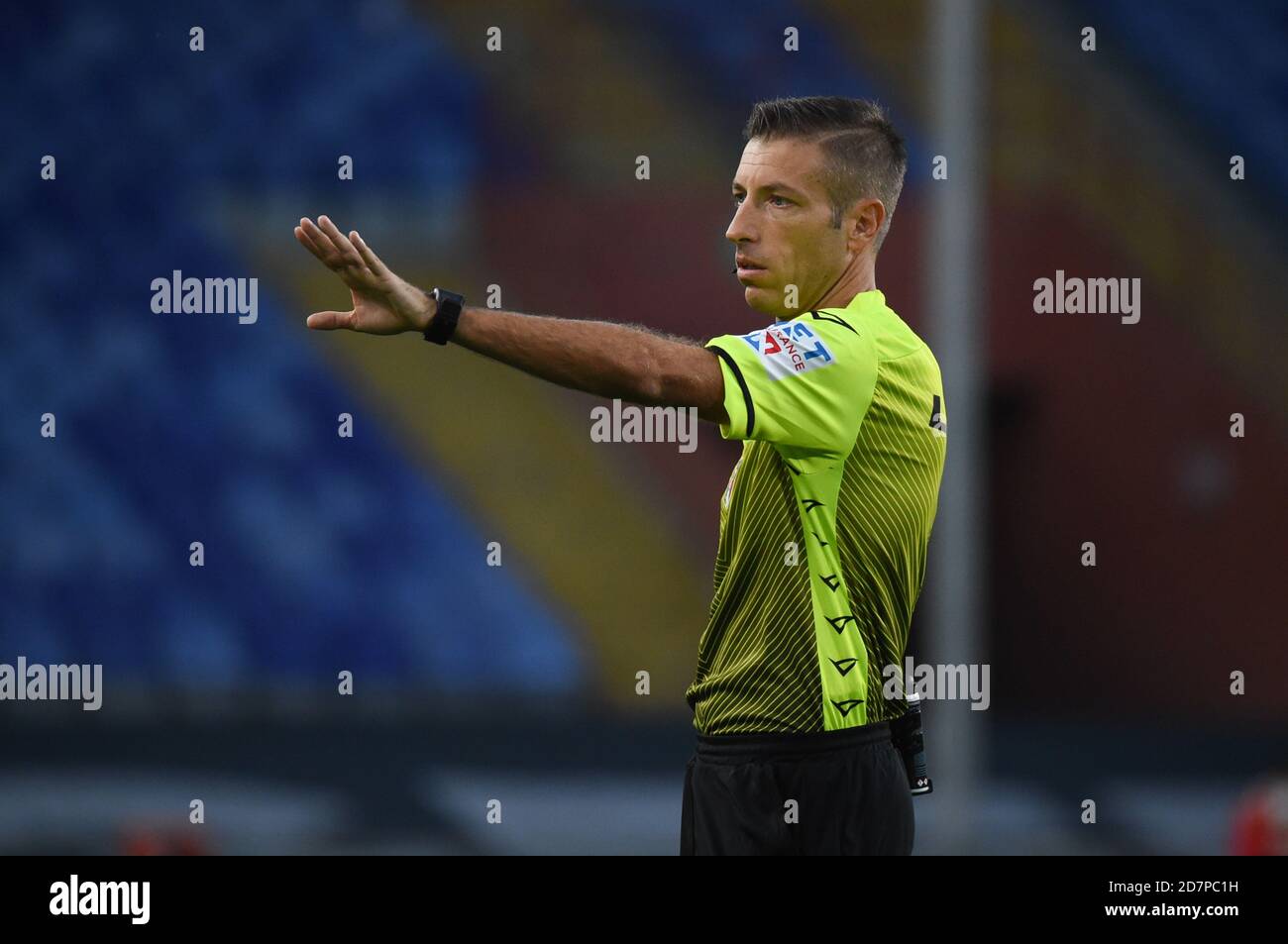 Soccer players and referee hi-res stock photography and images - Alamy