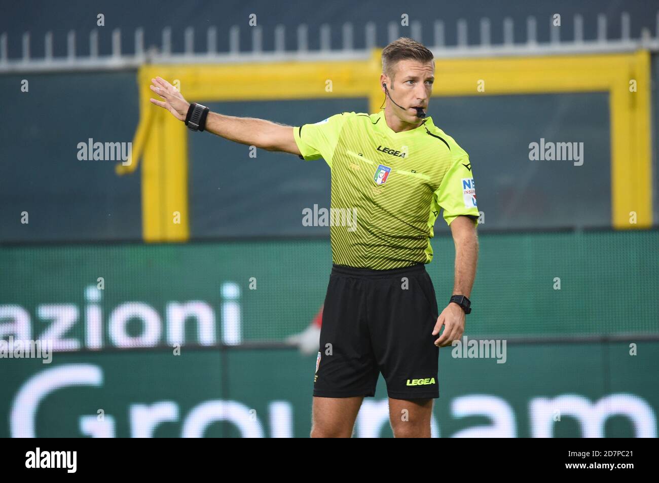 Soccer players and referee hi-res stock photography and images - Alamy