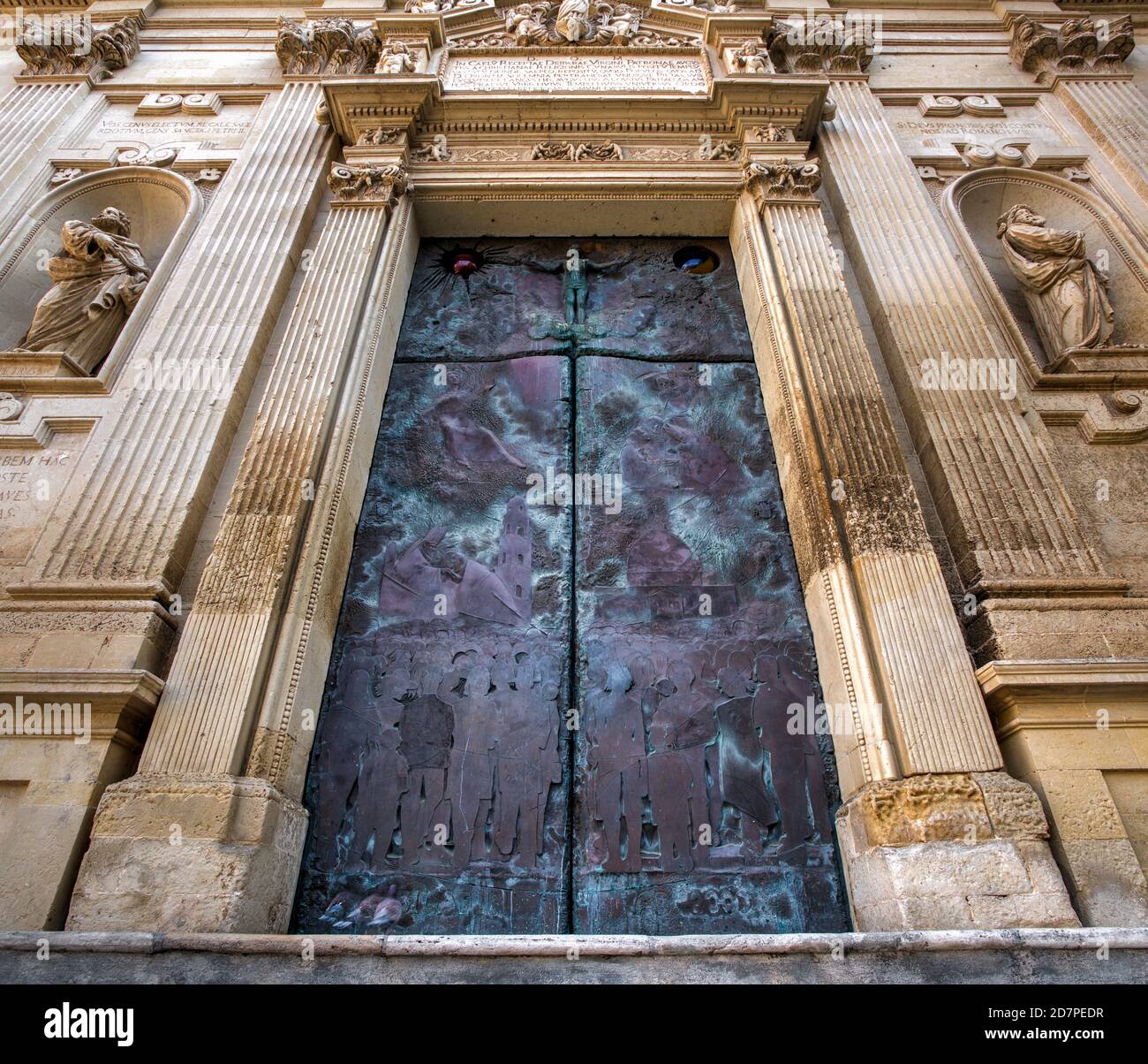 Cathedral entrance door hi-res stock photography and images - Alamy
