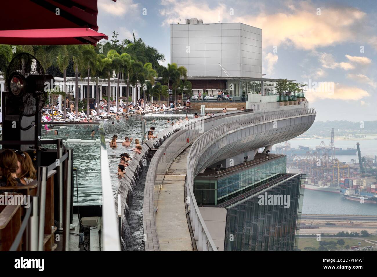 Infinity pool on rooftop hi-res stock photography and images - Alamy