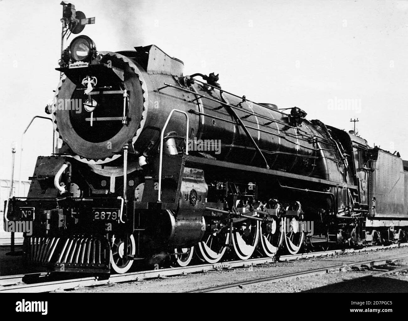 South Africa History: Class 15E 2879 (4-8-2) with smoke deflecting cowl ...