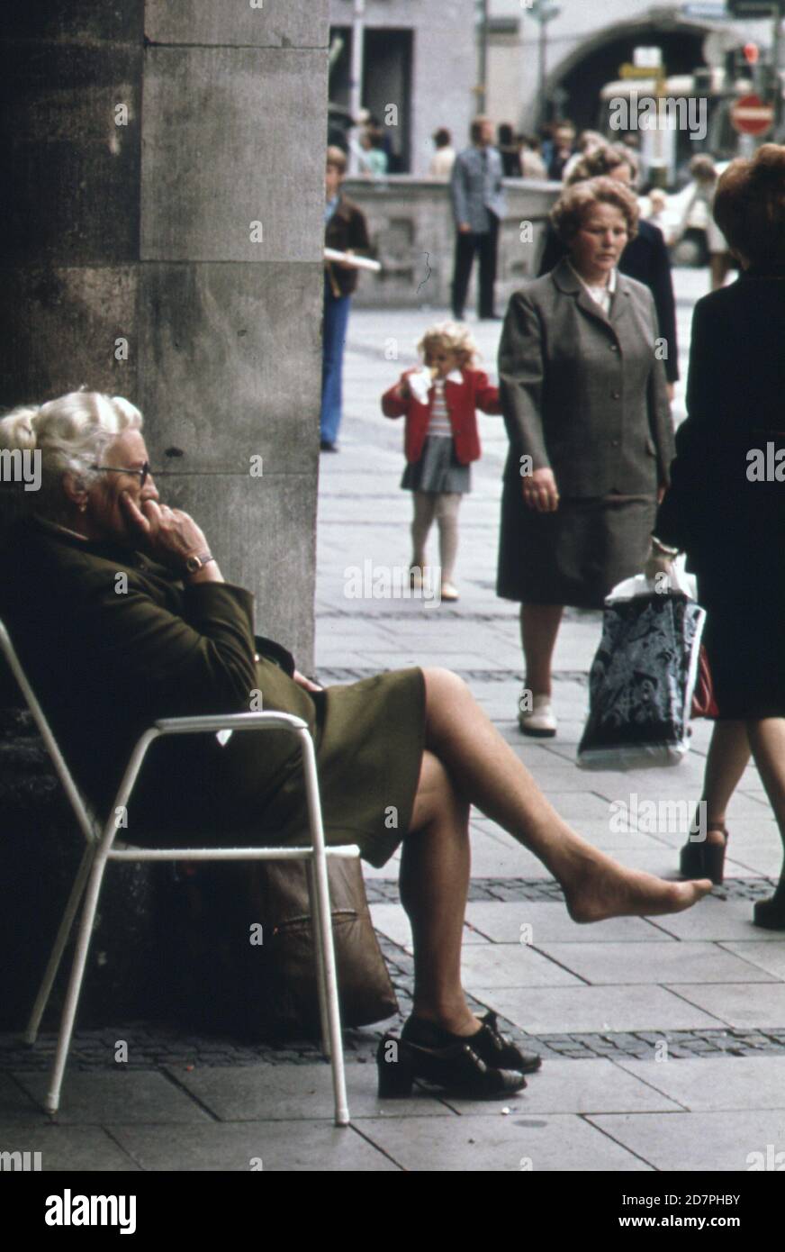 Fussgängerzone woman hi-res stock photography and images - Alamy