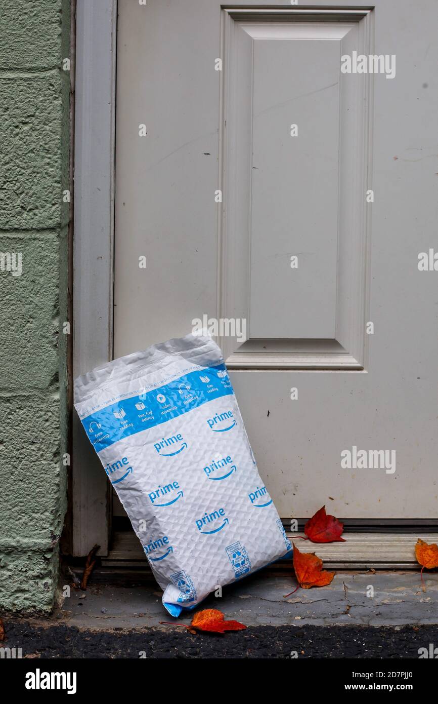Amazon parcel front door hi-res stock photography and images - Alamy