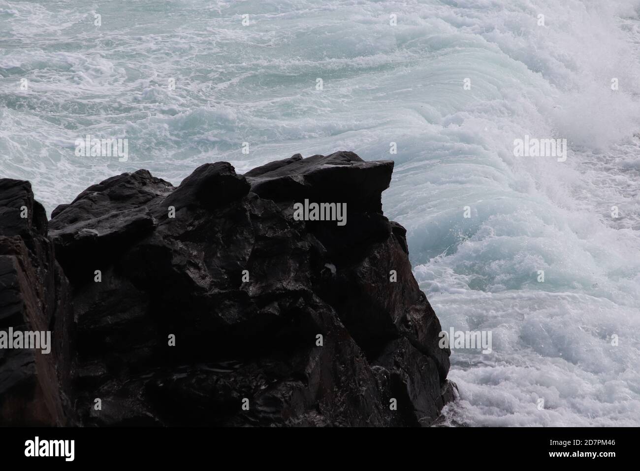 Waves breaking on rocks Stock Photo - Alamy