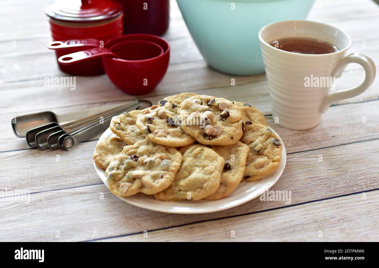 Baking homemade chocolate chip cookies hi-res stock photography and ...
