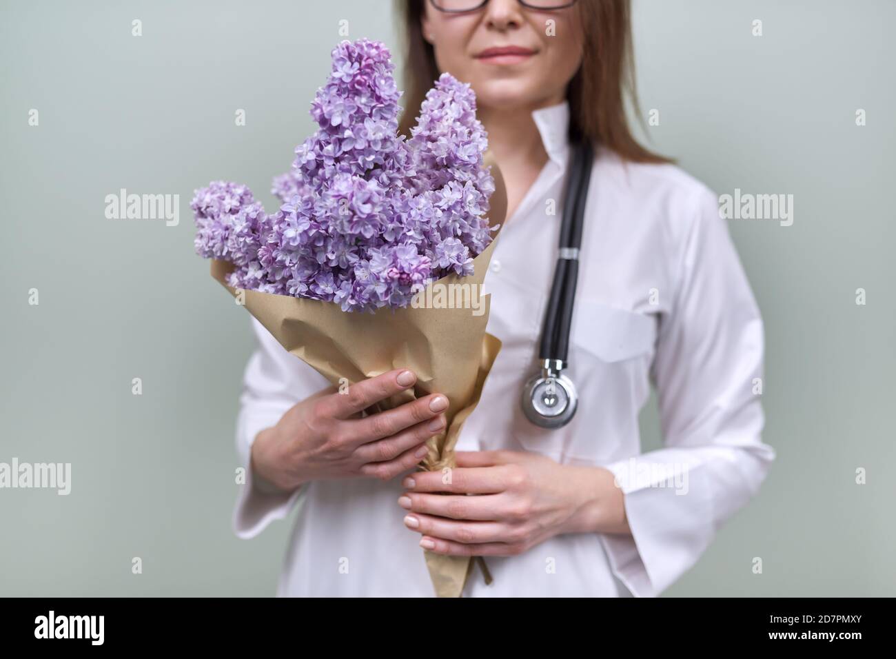 Bouquet flowers in hands doctor hi-res stock photography and images - Alamy