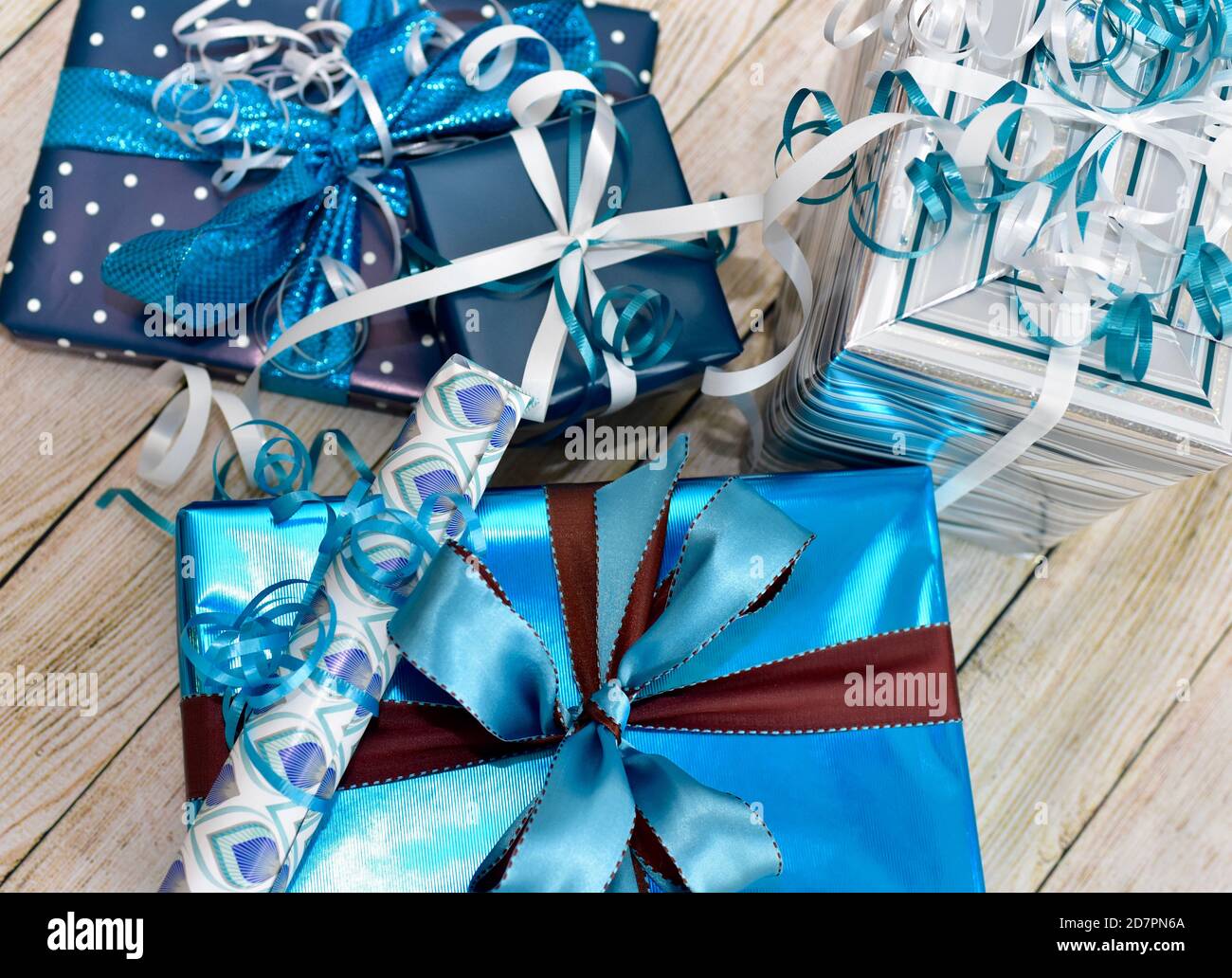 Birthday presents wrapping hi-res stock photography and images - Alamy
