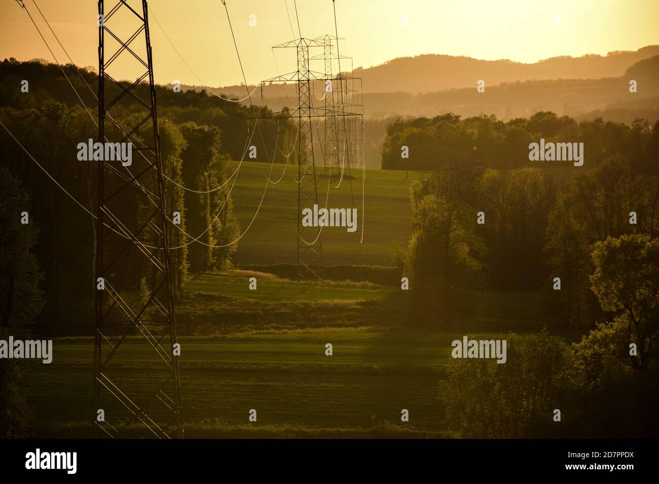 Overhead transmission lines hi-res stock photography and images - Alamy