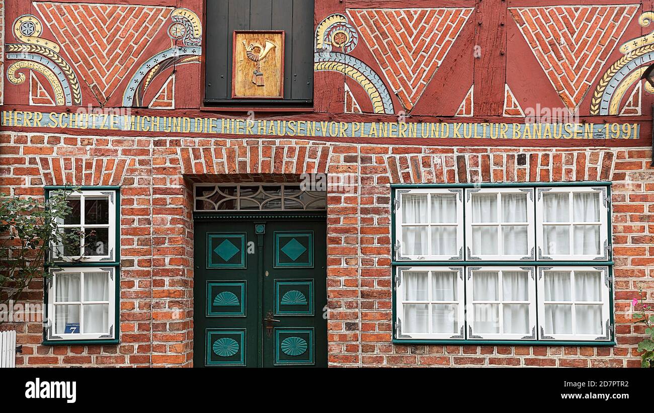 Crooked beams hi-res stock photography and images - Alamy