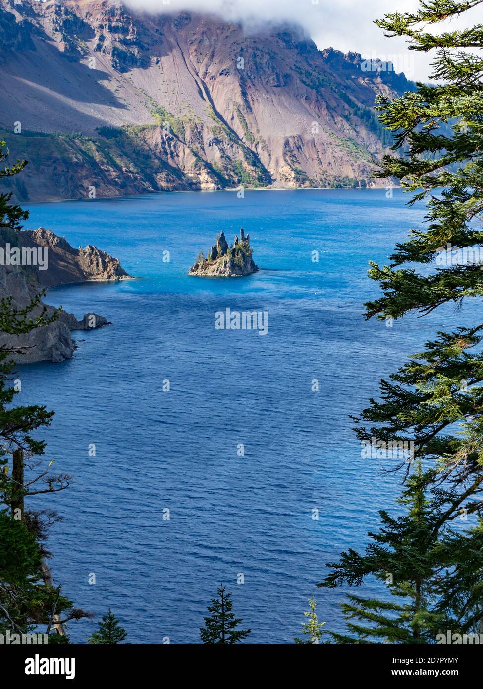 The stunning scenery at Crater Lake National Park, Oregon, USA ...