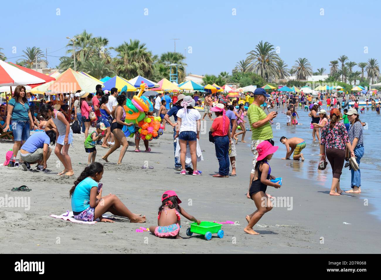 Many visitors at the beach on a holiday, Paracas, Ica region, Peru ...