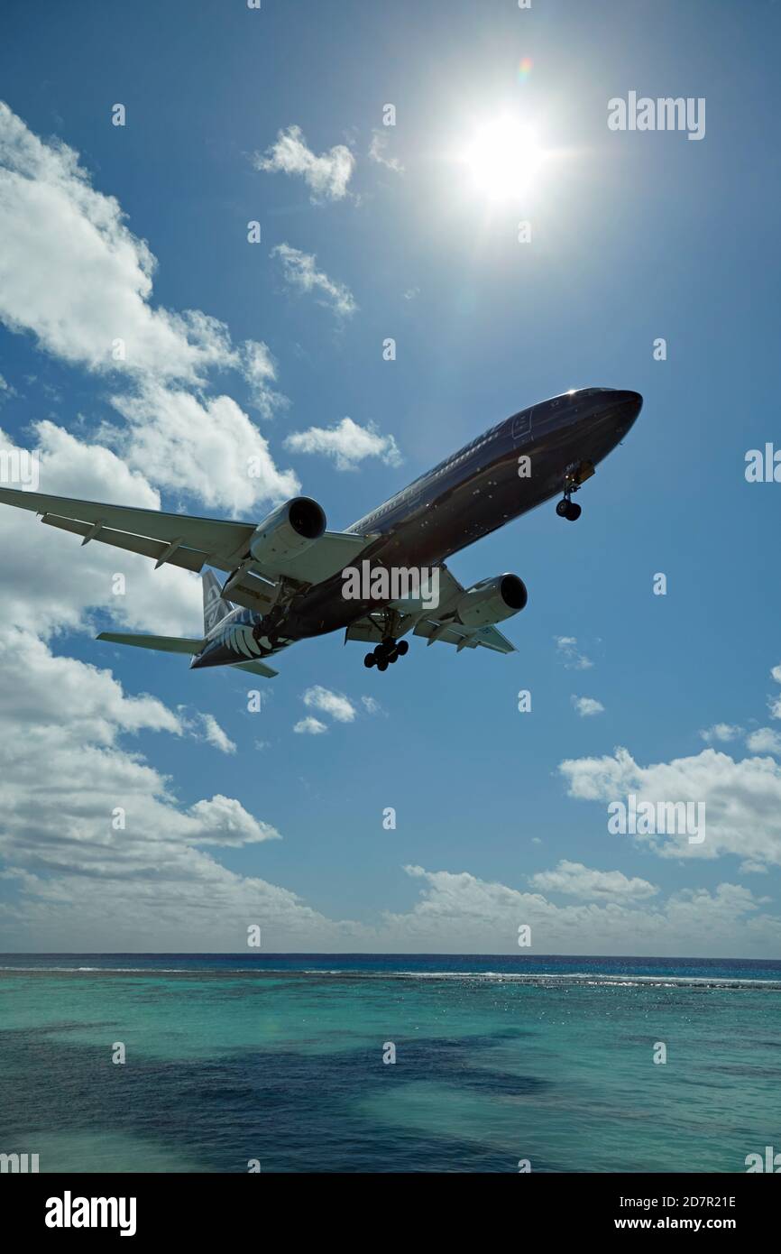 Air New Zealand plane landing at Rarotonga International Airport ...