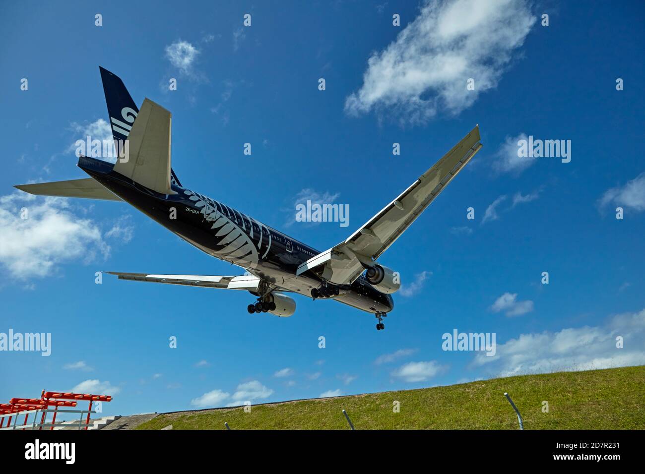Air New Zealand plane landing at Rarotonga International Airport ...