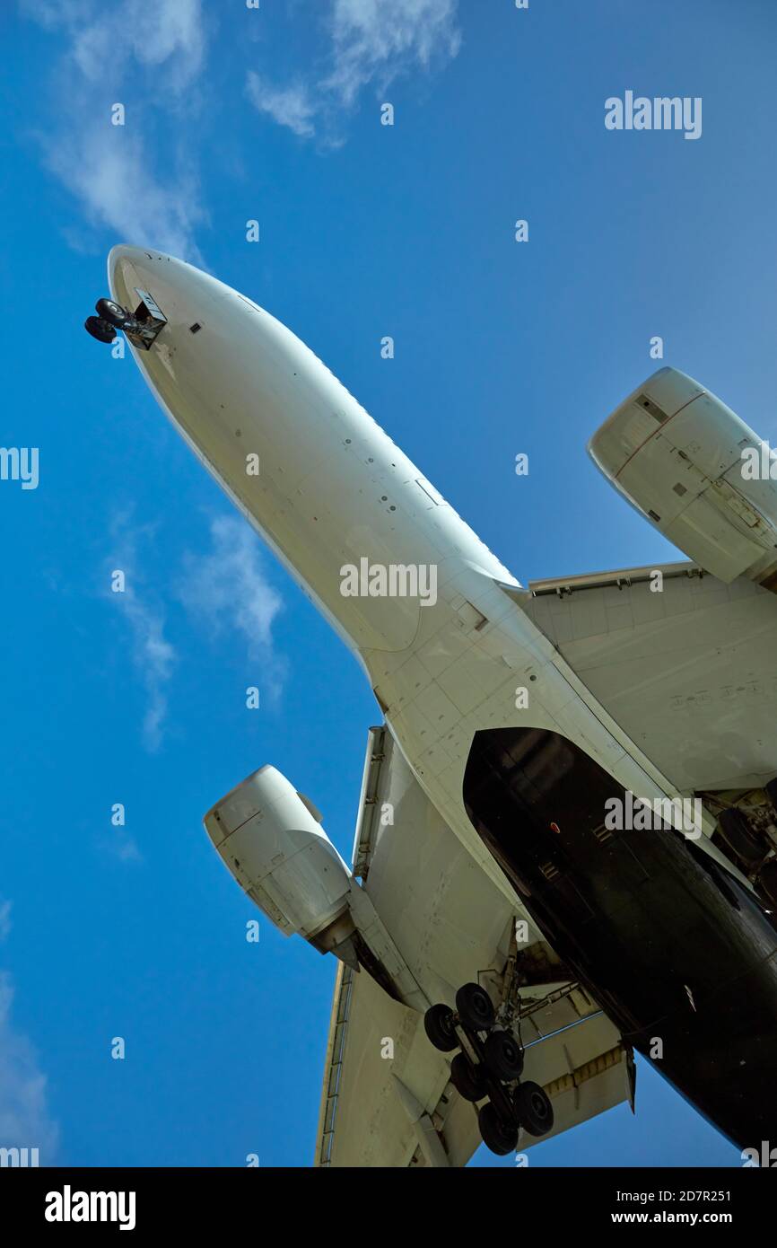 Air New Zealand plane landing at Rarotonga International Airport ...