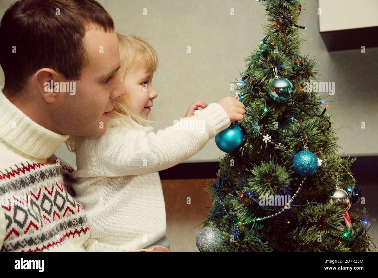 father and daughter decorating a Christmas tree Stock Photo - Alamy