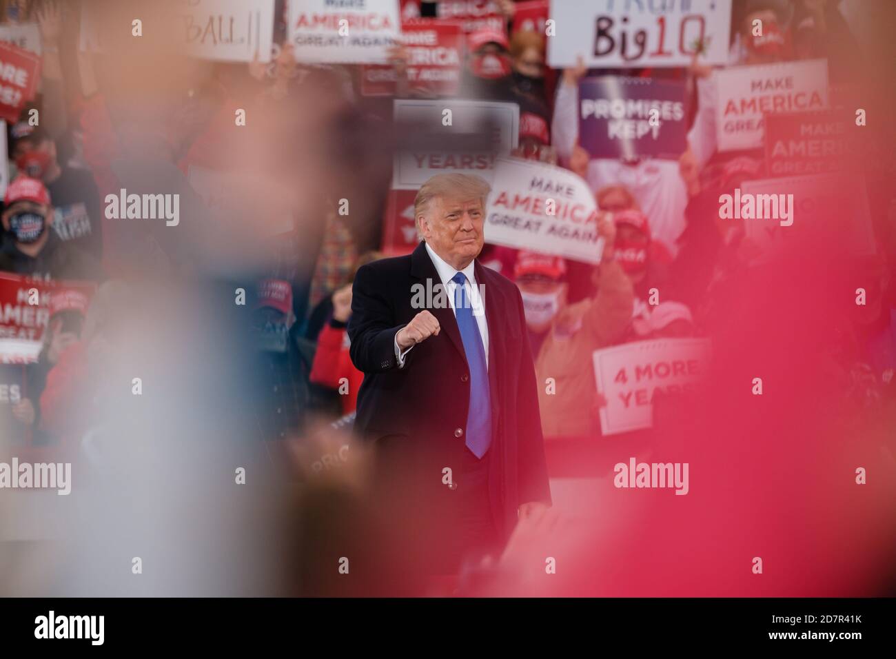 Donald trump fist pump hi-res stock photography and images - Alamy