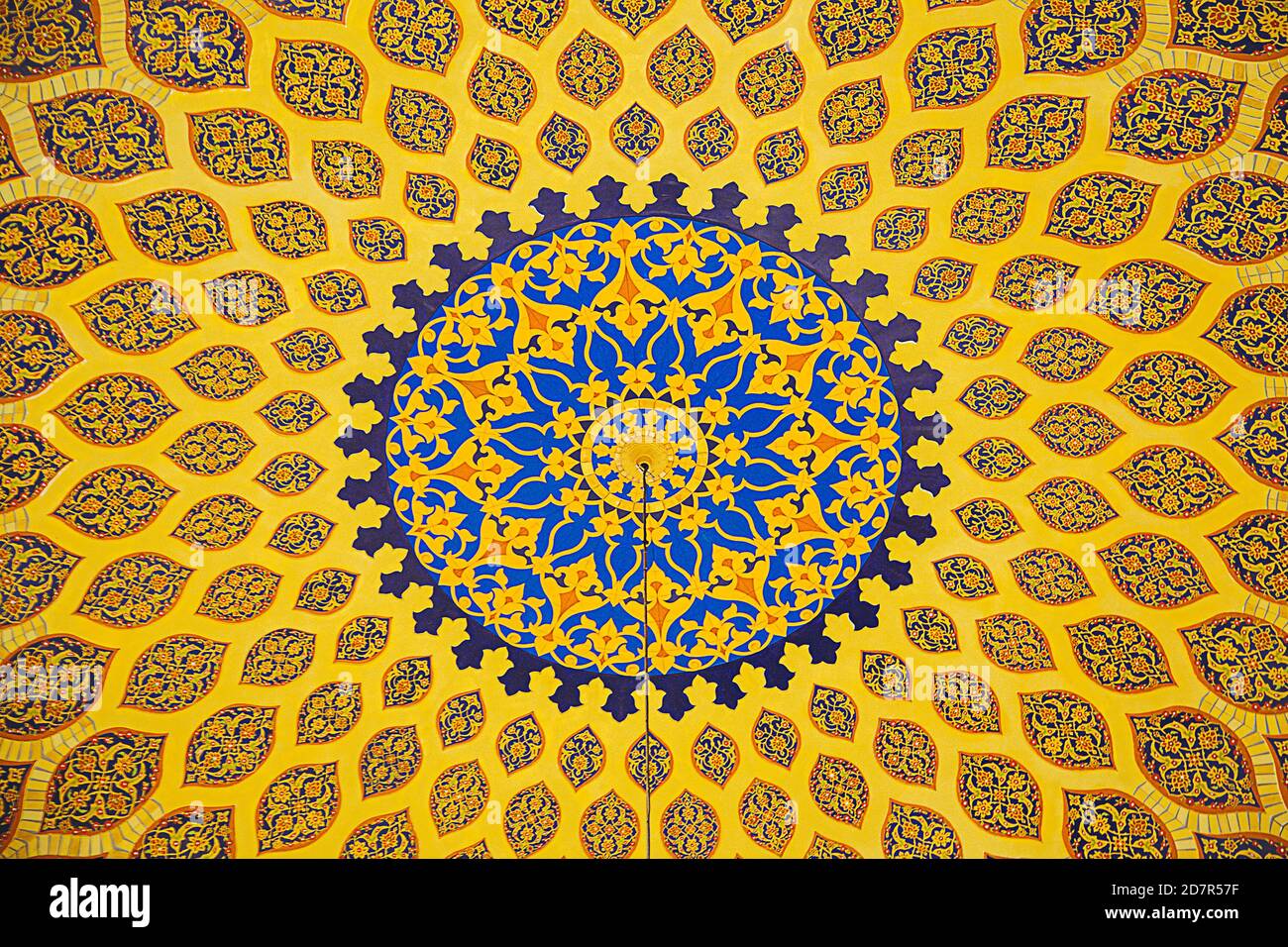 Classic arabica interior design with traditional lamps and patterns ...