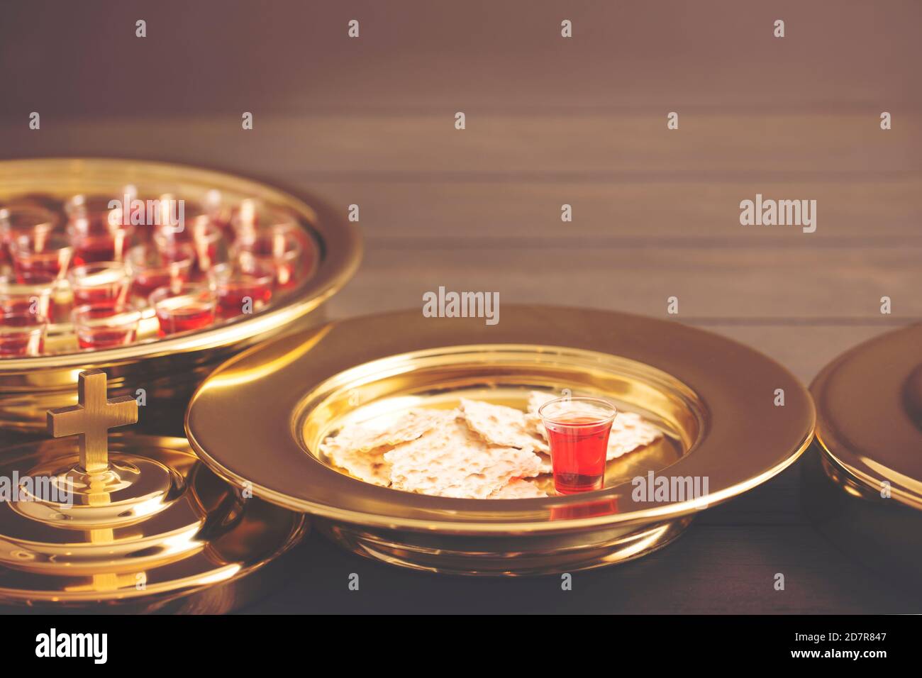 Christian holy communion unleavened hi-res stock photography and images ...