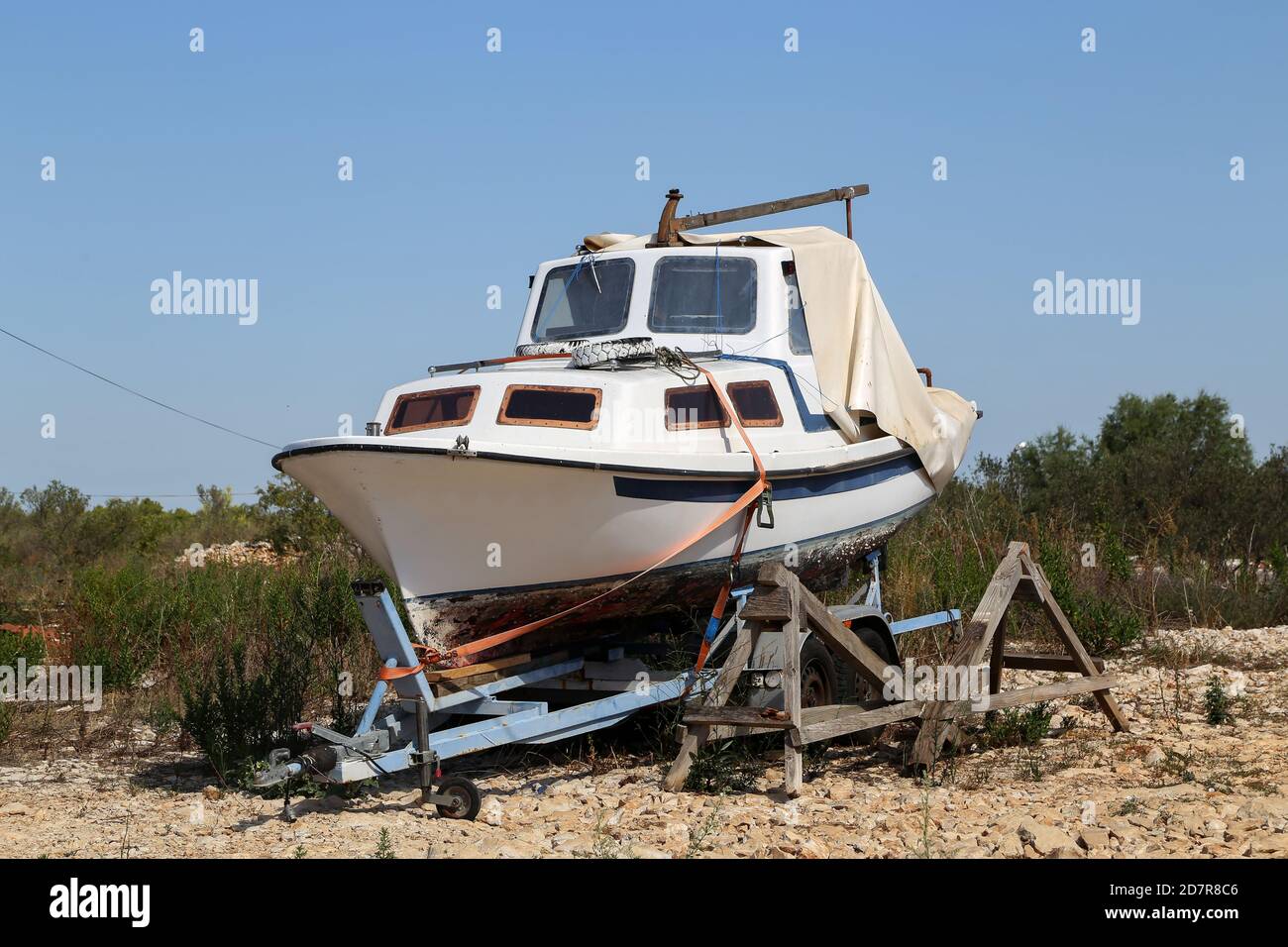 Broken yacht hi-res stock photography and images - Alamy