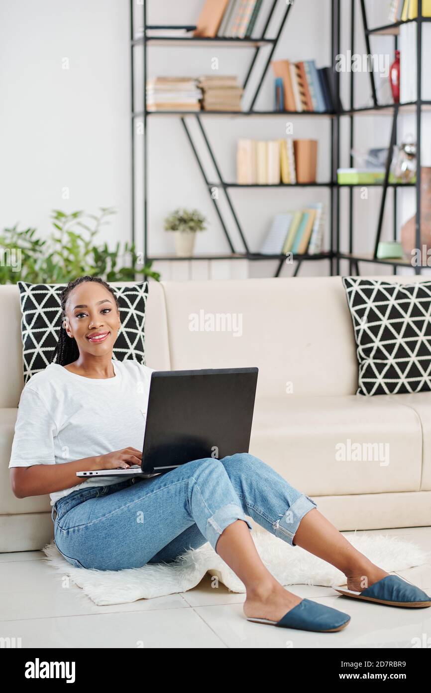 Female coder sitting on the floor Stock Photo - Alamy