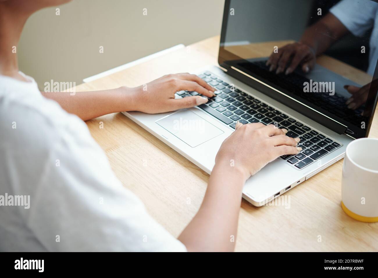 Women programming hi-res stock photography and images - Alamy