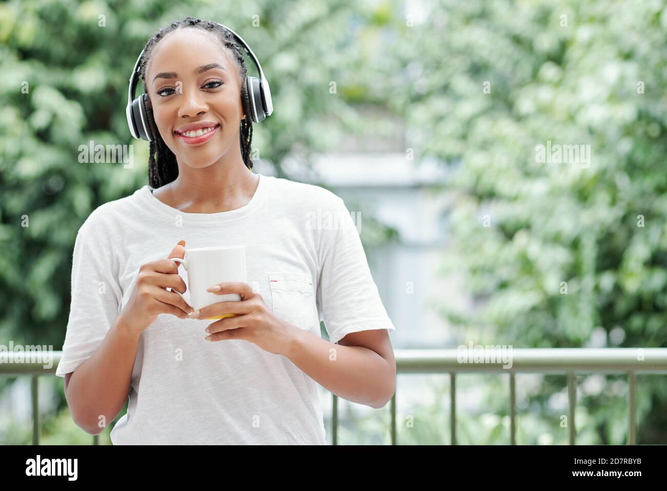 Beautiful women standing in balcony hi-res stock photography and images ...