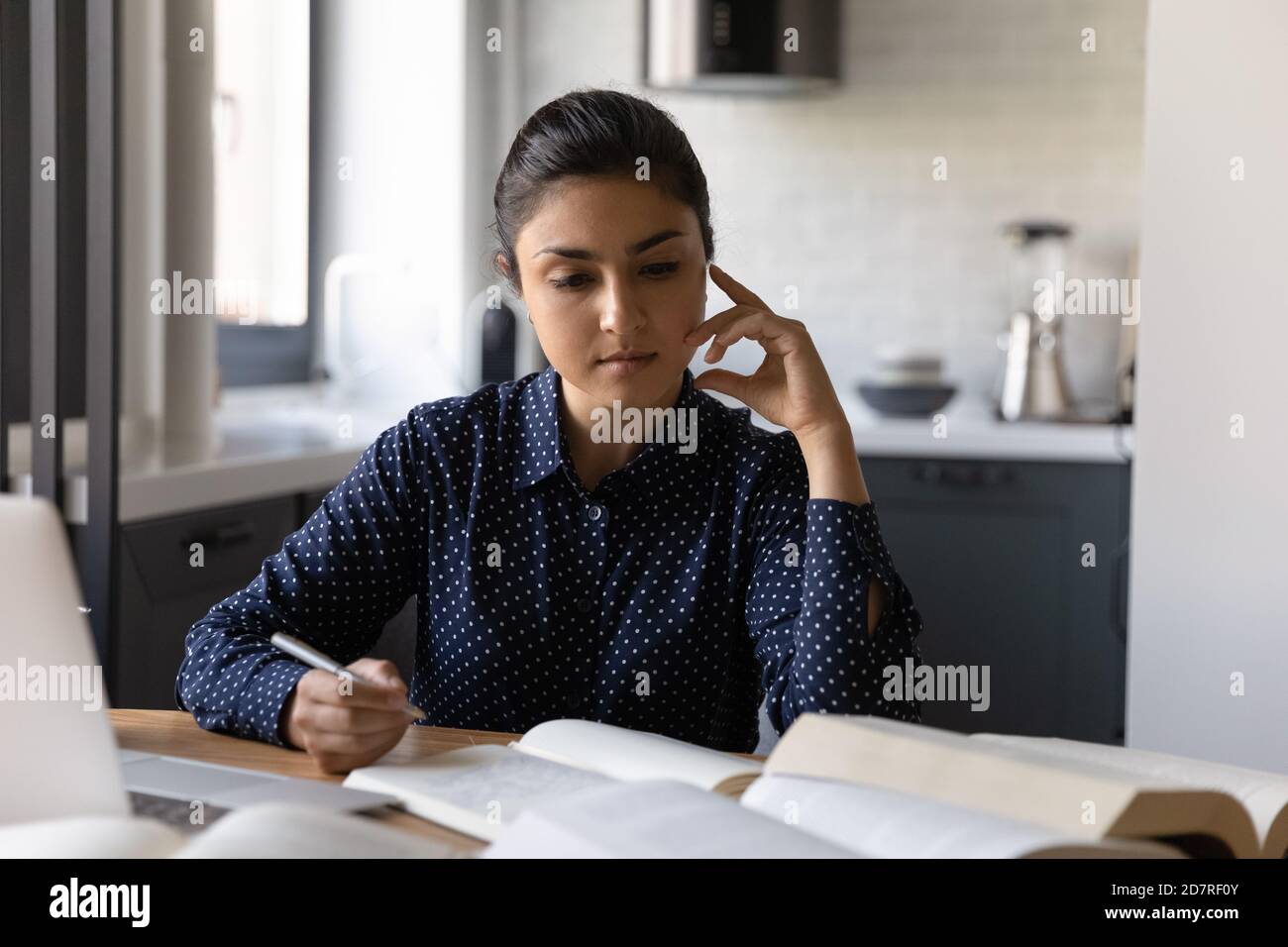 College female study book hi-res stock photography and images - Alamy