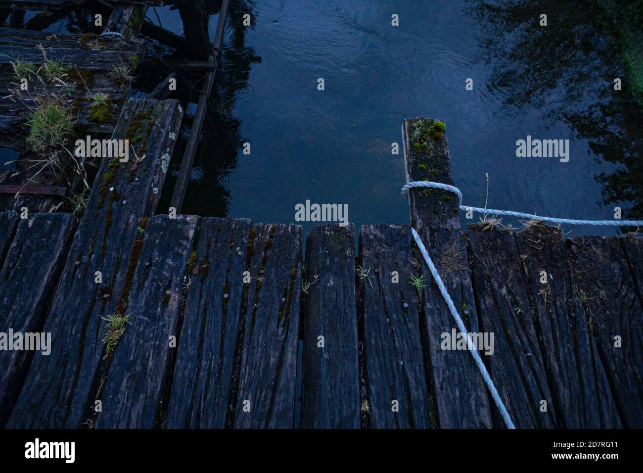 Wooden pier with a white rope and the sea Stock Photo - Alamy