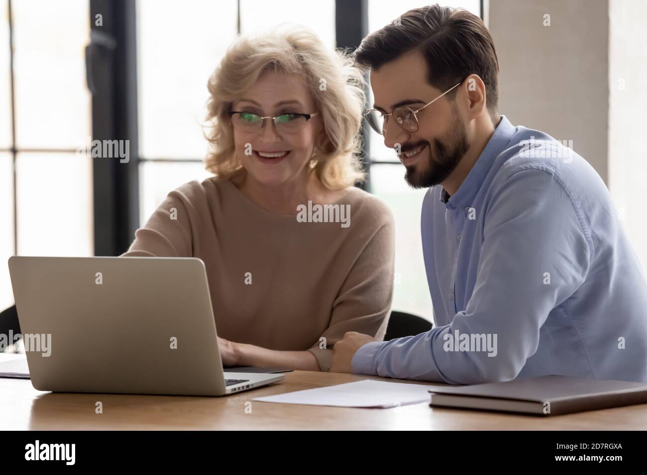 Analyzing colleagues work hi-res stock photography and images - Alamy