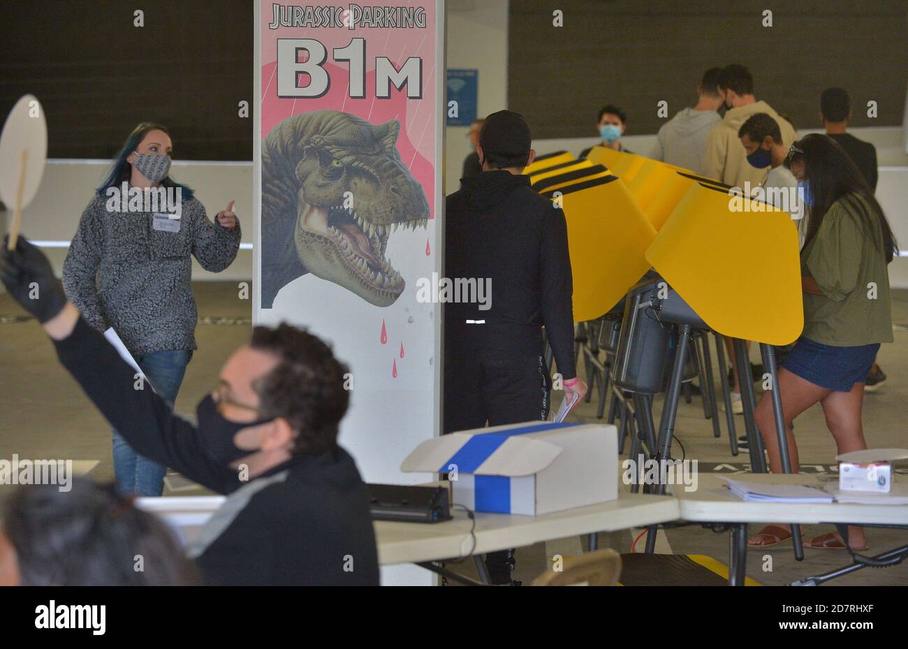 Los Angeles, United States. 25th Oct, 2020. Voters go through their ...