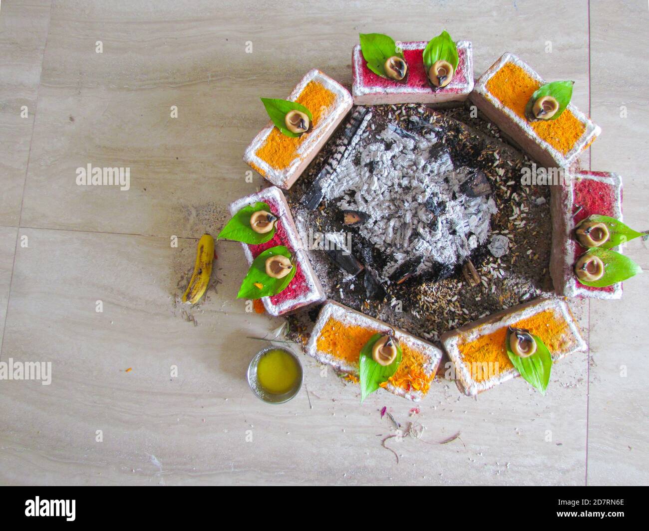 Havan kund hi-res stock photography and images - Alamy