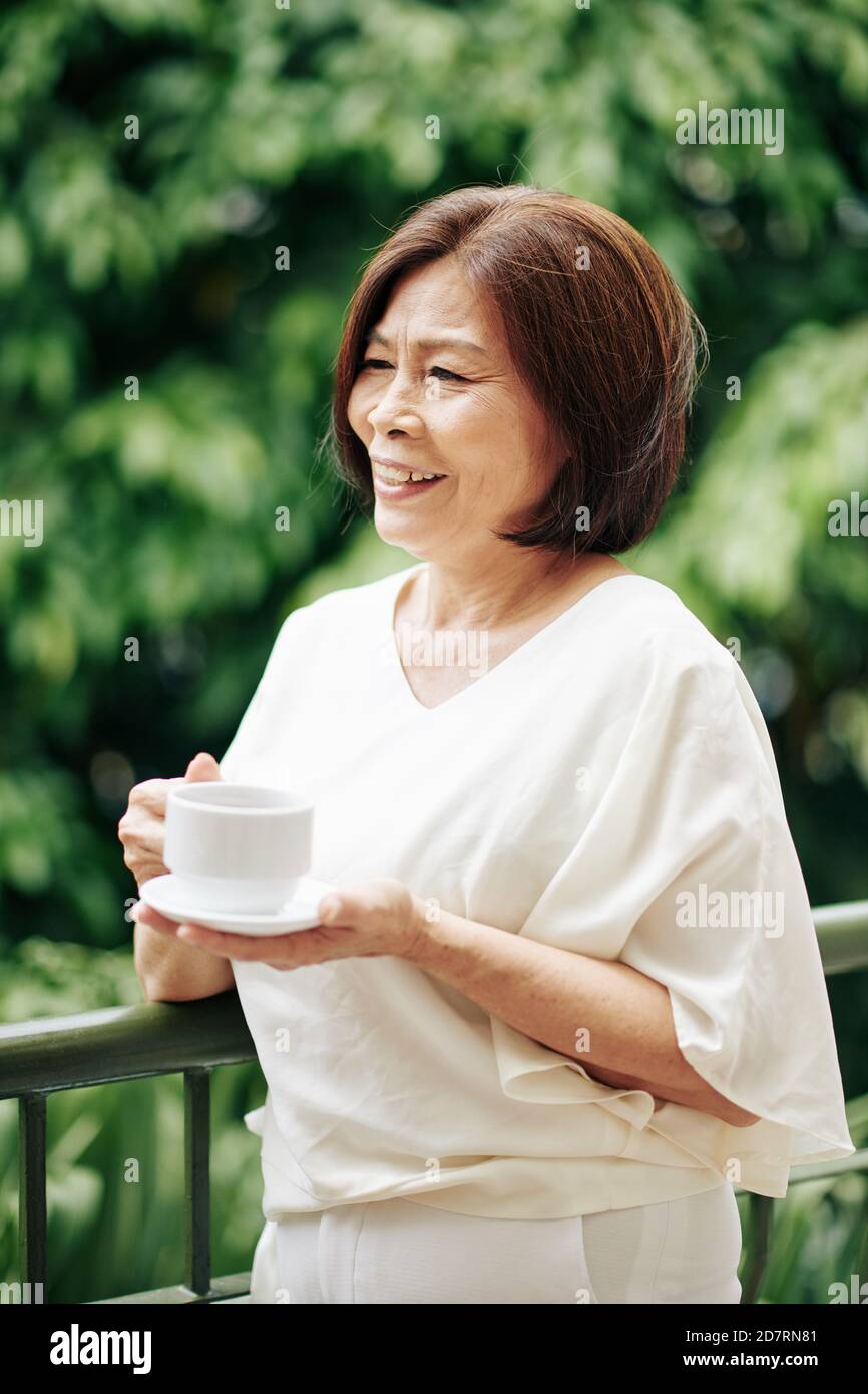 Elderly group drinking tea hi-res stock photography and images - Alamy